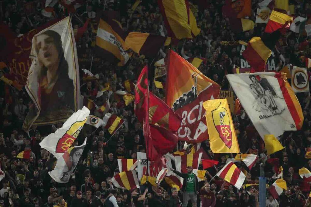 Striscione fascista in Curva Sud durante Roma-Monza: il significato ...